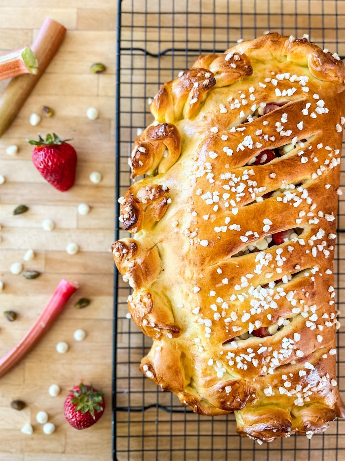 Fougasse briochée fraises-rhubarbe-pistaches – Fannelie.com